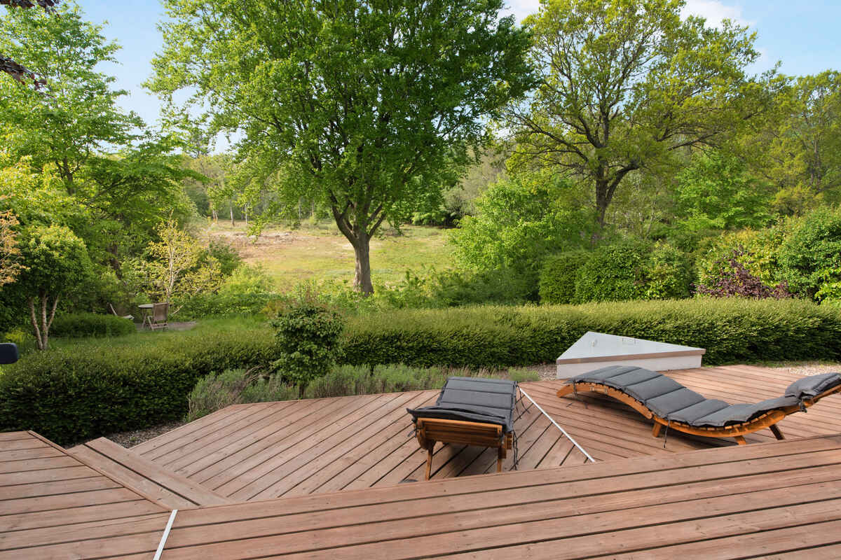 Sommerhus med stor terrasse ud til naturen